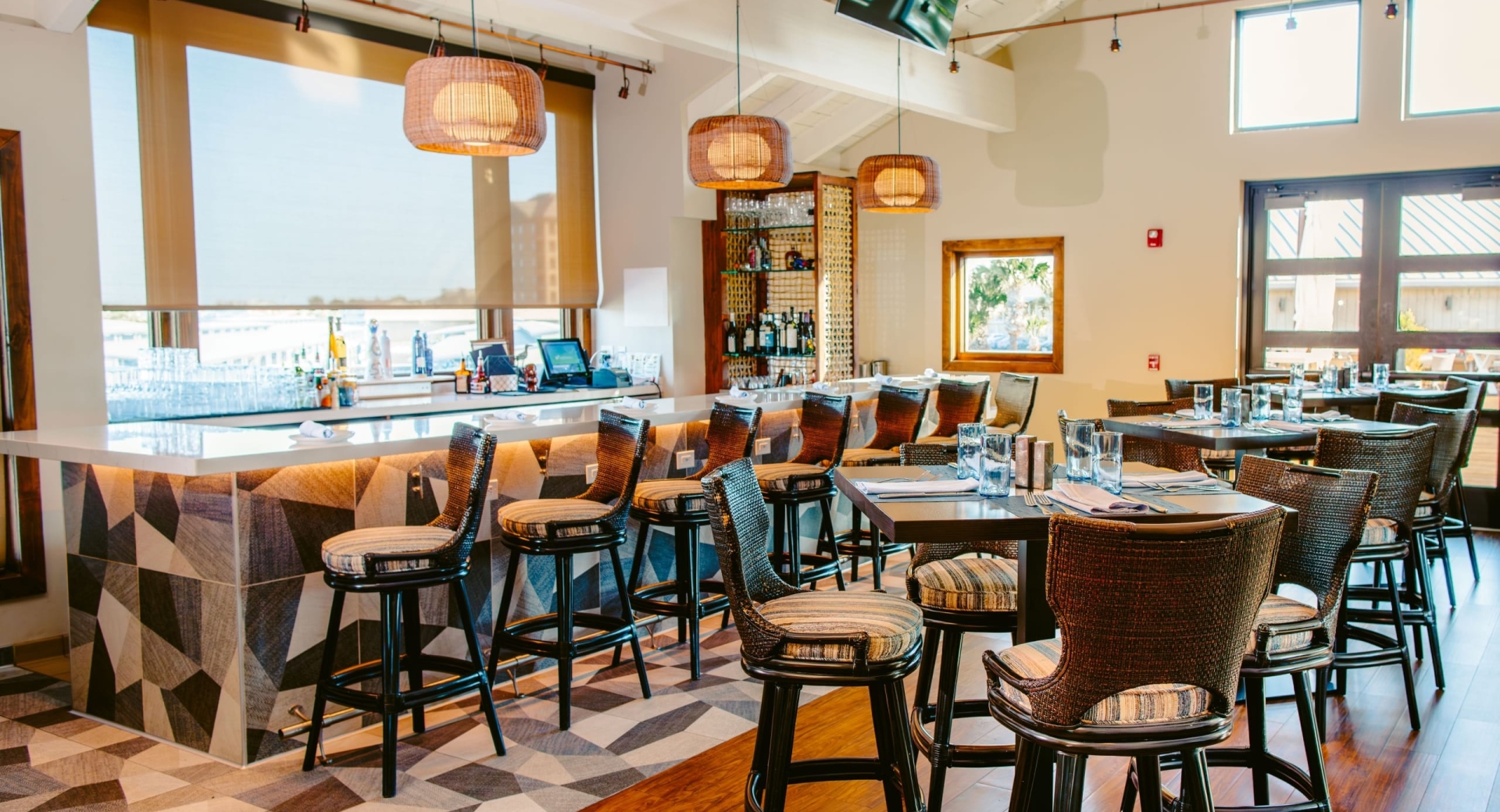 Waterfront Bar and Grill | Horseshoe Bay Resort